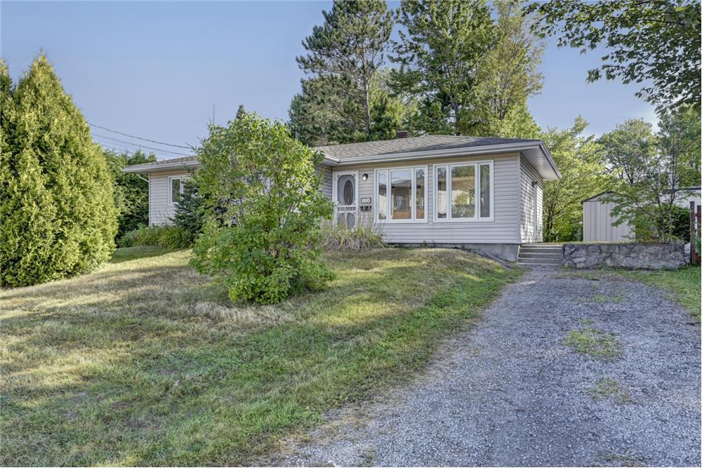 Residential - Bungalow - Charlesbourg Est, Canada - Canada - 1030046011 ...