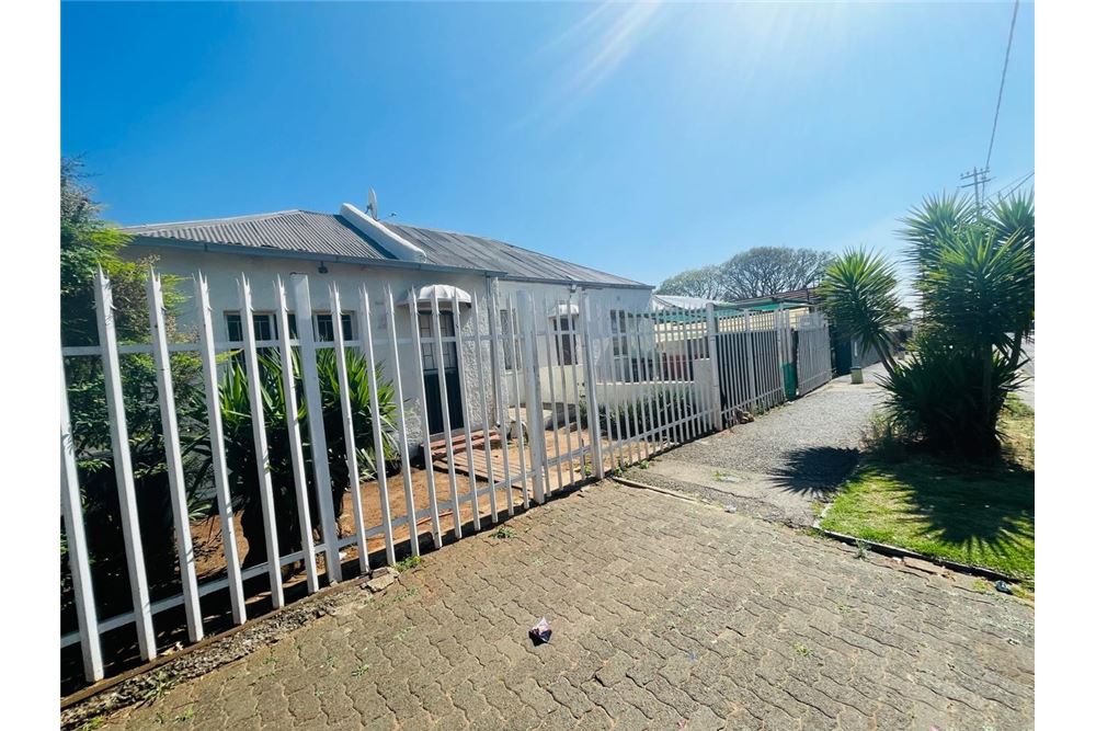 Residential - House - Newlands, Gauteng - South Africa - 1031438125-10 ...