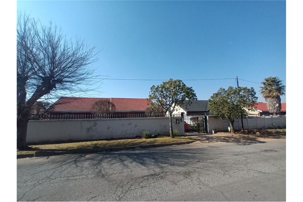 Residential - House - Florida Lake, Gauteng - South Africa - 1031444070 ...