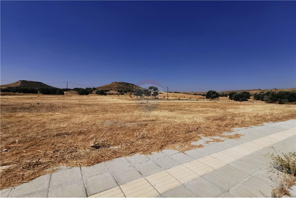 Residential Plot of 575sqm in Tseri